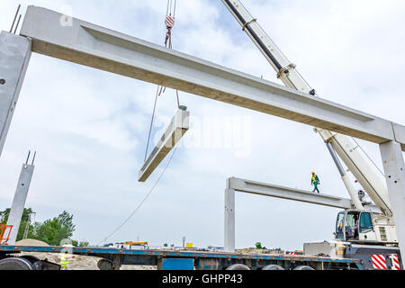 Mobiler Kran ist Carry Beton Unterzug zu Versammlung Gebäude, Höhe sind ...