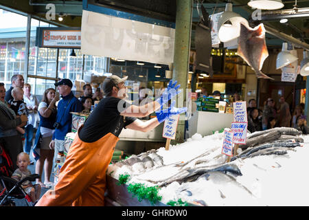 Seattle, Washington: Ryan vorbereiten, einen Fisch am Pike Place Fish ...