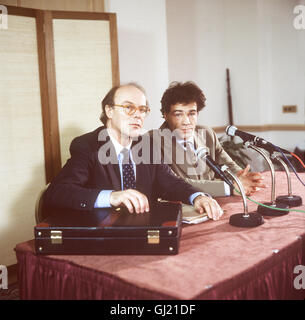 Der Schauspieler Klaus J. Behrendt wird vor einem Fototermin am ...