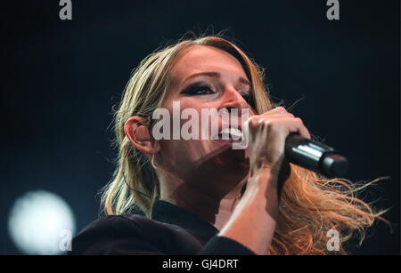 Sängerin Sandra Nasiç der Band Guano Apes ist während eines Konzerts in ...