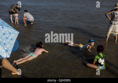 LInjiang, Jilin, China. 3. August 2016. Ein nordkoreanischer Standing ...