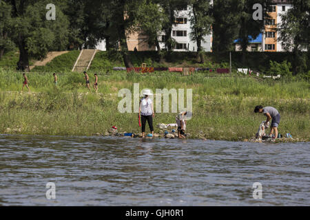 LInjiang, Jilin, China. 3. August 2016. Ein nordkoreanischer Standing ...