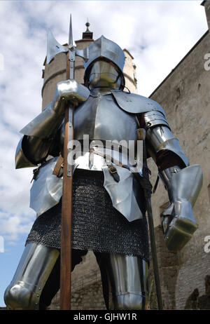 Das rittertum im Mittelalter. Soldat, der seine Sporen als Ritter ...