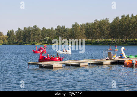 Erholungssuchende im Sommer an der Isar Strand am Flaucher ...