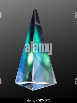 Lichtbrechung in einem dreieckigen Glasprisma Stockfotografie - Alamy