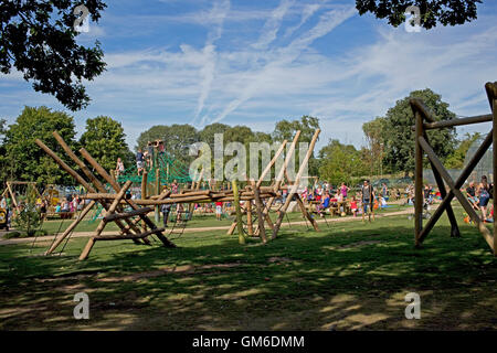 Ist ein beschäftigter Kinder Spielplatz/Spielecke mit Eltern und ...