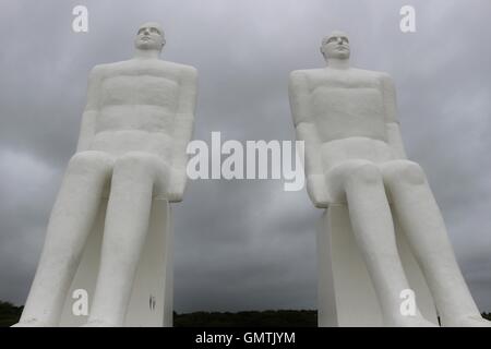 Riesige Füße der modernen Kunst Statue "The Boy", ausgestellt auf Aros ...