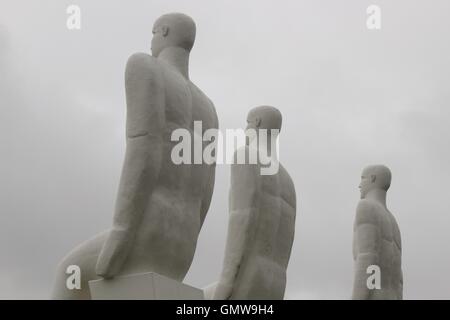 Riesige Füße der modernen Kunst Statue "The Boy", ausgestellt auf Aros ...