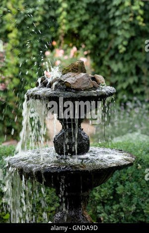Springbrunnen mit fließendem Wasser in den formellen Gärten des ...