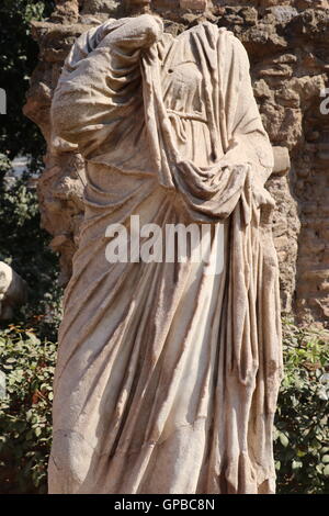 Antike Statue eine Vestalin auf dem Forum Romanum in Rom ...