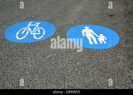 Verkehrszeichen für Radweg, gemalt auf dem Bürgersteig, getragen ...