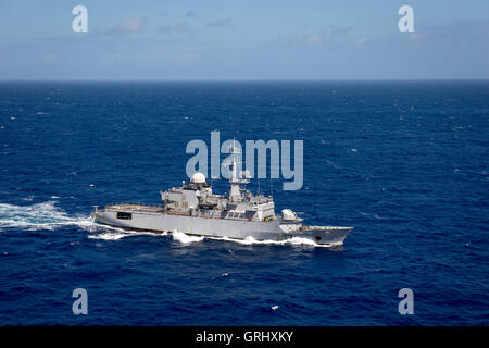 Französische Marine Floreal-Klasse Fregatte dampft FS Prairial in engen ...