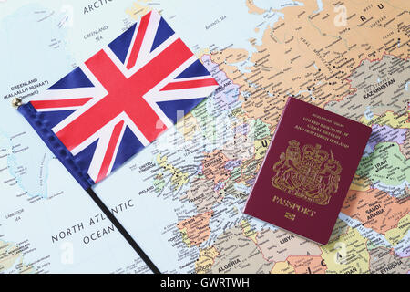 Britischen pass auf einer Weltkarte, konzeptionelle Bild. Dieser Paß ...