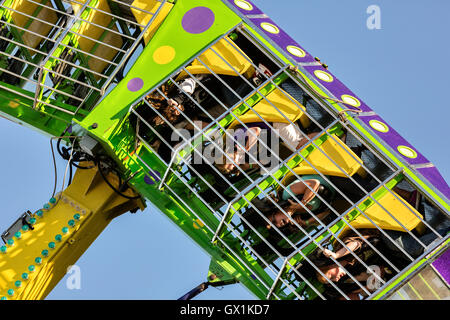 Kinder hängen davon ab, wie sie fahren das Kamikaze-Pendel Amusement ...