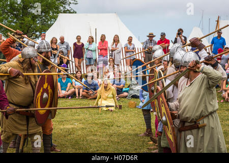 Wikinger Reenactment Schlacht auf dem isländischen Festival in Gimli ...