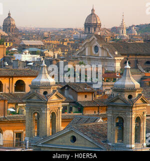 Die Altstadt von Rom City Skyline mit Kuppeln und Turmspitzen von ...