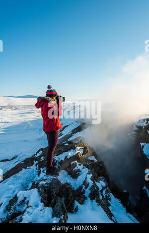 Frau, die an unterschiedliche tektonische Grenze zwischen der ...