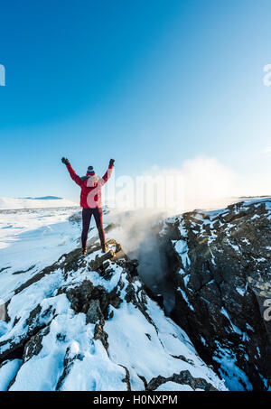 Frau, die an unterschiedliche tektonische Grenze zwischen der ...