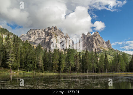 Drei Zinnen über See Antornosee mit Pfad mit Brücke, Dolomiten ...