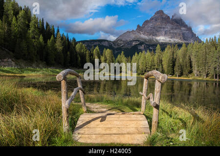 Drei Zinnen über See Antornosee mit Pfad mit Brücke, Dolomiten ...