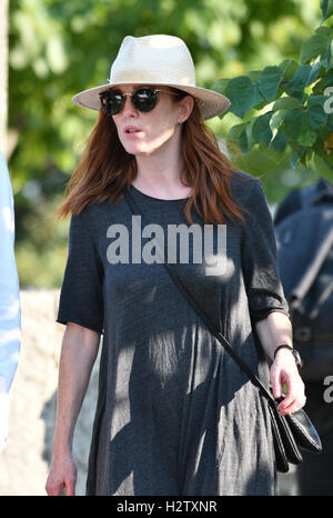 Julianne Moore nimmt einem Spaziergang mit Ehemann Film Regisseur Bart Freundlich und ihre ...