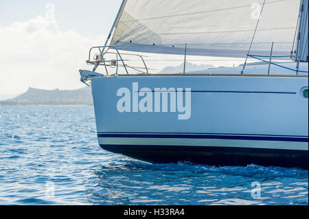 Nahaufnahme am Segelboot Bug mit angehobenen Genua ist im Mittelmeer ...