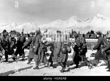 Soldaten der Wehrmacht auf dem marsch an der Ostfront. Die Frontkräfte ...