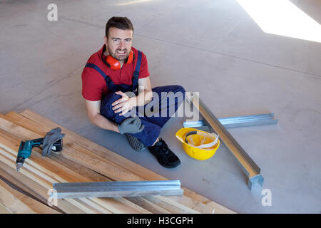 Bauarbeiter, die Verletzung nach Sturz von Leiter Stockfoto, Bild ...