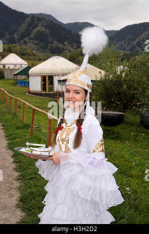 Traditionelle Begrüßung mit Shashu-kasachische Bonbons Hunnen Village ...