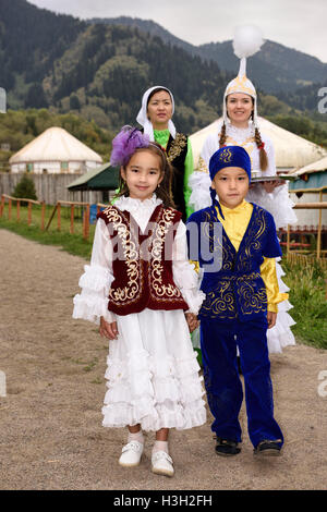 Traditionelle Begrüßung mit Shashu-kasachische Bonbons Hunnen Village ...