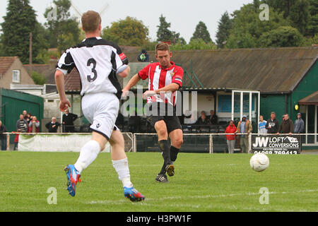 Carl Rook der AFC unterstützt erzielt das ausgleichende Tor für seine ...
