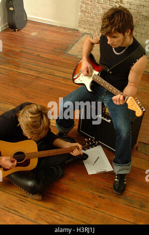 Loft, Männer, Gitarren, spielen, komponieren, zusammen, Wohnfläche ...