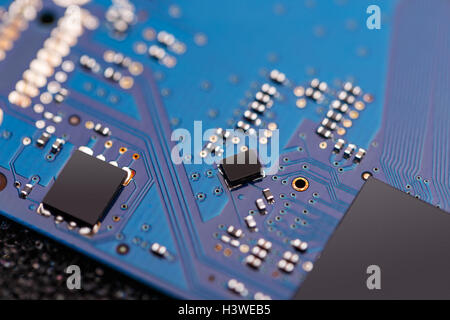Halbleiter-Chip integriert / Mikroprozessor auf blaue Platine Stockfoto ...