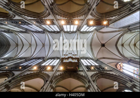 Köln, Deutschland - SEP 17, 2015: Alte große Glocke im Kölner Dom ...