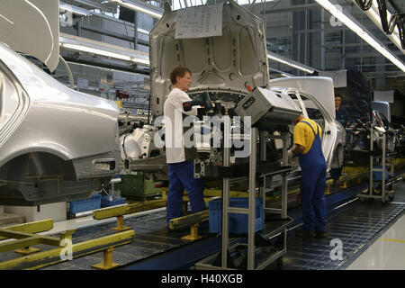 DaimlerChrysler Werk Mercedes-Produktion, Bearbeitung Linie, Körper in ...