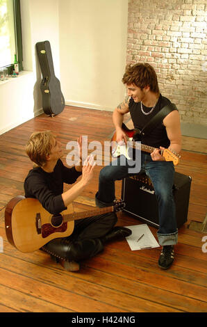 Loft, Männer, Gitarren, spielen, komponieren, zusammen, Wohnfläche ...