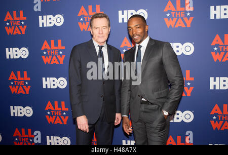Schauspieler Bryan Cranston und Anthony Mackie besuchen die Austin ...