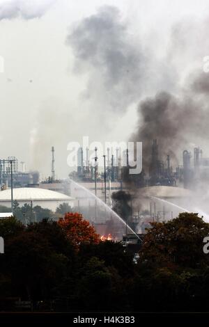 Ludwigshafen, Deutschland. 17. Oktober 2016. Schwere Snmoke und Flammen über dem Gelände des ...