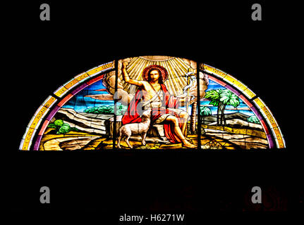 Agnus Dei. Glasmalerei eines Lammes hält eine christliche Banner ...