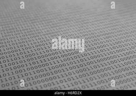 Der binäre Code Daten bit Display auf Laptop. Matrix des Datenflusses ...