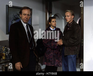 DERRICK Mord Im Treppenhaus, D 1991, Regie: Helmut Ashley, SONJA SUTTER ...