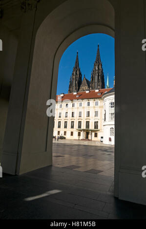 Sankt-Veits Kathedrale Prager Burg und Pilsner Urquell Bier Logo im ...