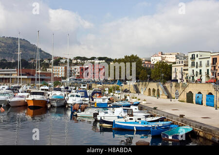 Der Hafen von Pozzuoli, Puteoli, Neapel, Kampanien, Italien, Europa ...