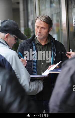 Mads Mikkelsen raucht eine Zigarette und einige Autogramme nach dem ...