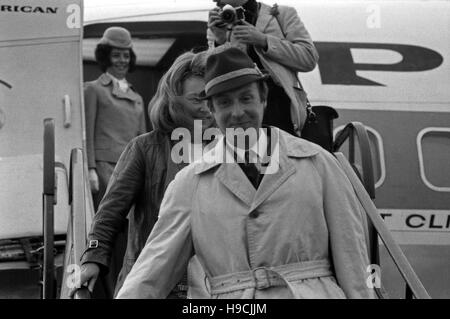 Der Österreichische Sänger Und Schauspieler Peter Alexander Und Ehefrau ...