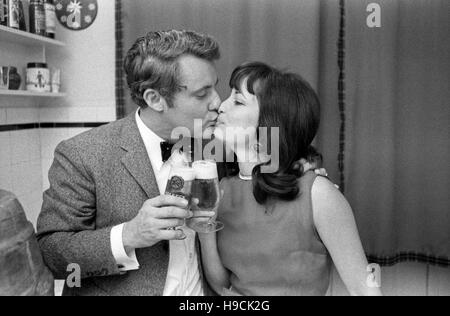 Fest Im Hause Edgar Bessen Und Heidi Koehn, 1960er Jahre Deutschland ...