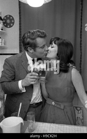 Fest Im Hause Edgar Bessen Und Heidi Koehn, 1960er Jahre Deutschland ...