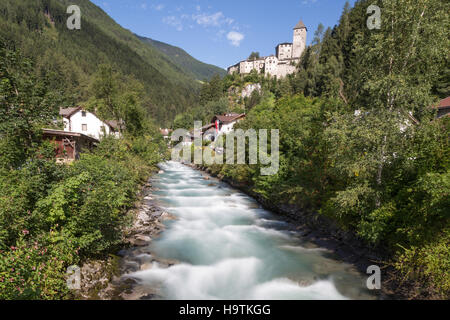 Sand in Taufers, Fluss Ahr und Burg Taufers, Tauferer Ahrntal, Südtirol ...