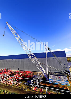 Newcastle-Walker am Flussufer Wellstream riesigen Rohr Rollen bei ...
