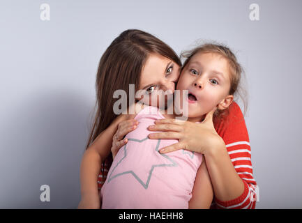 Böse emotionale junge Mutter ihre freche launische Tochter mit ...